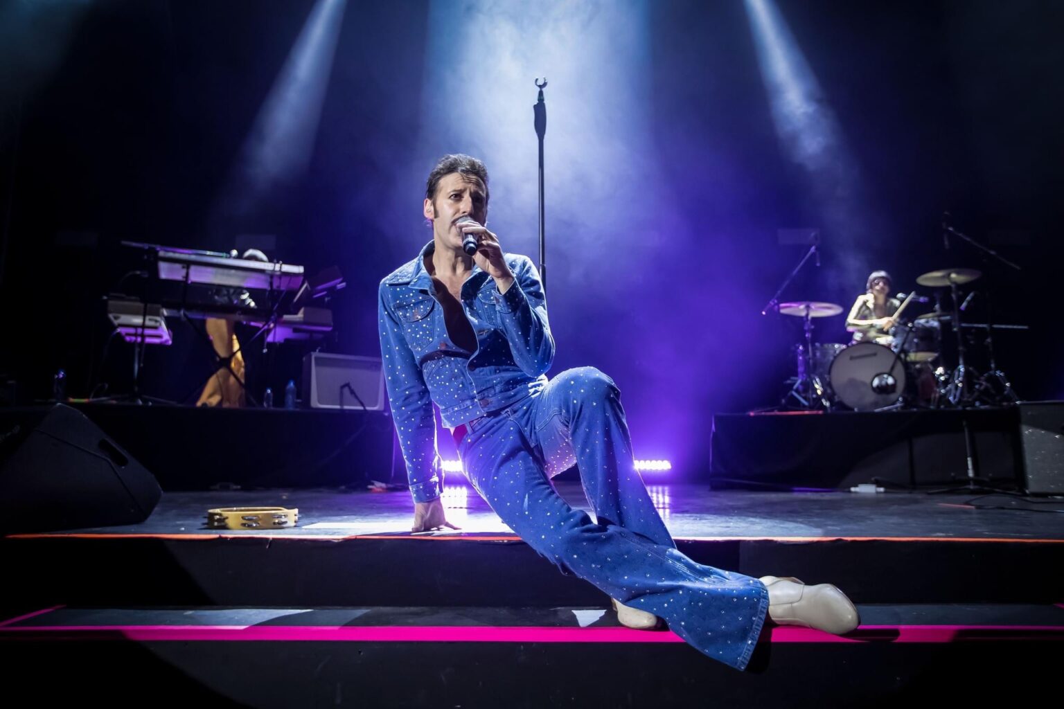 Adan Jodorowsky regreso con circo , luchas y mucha Música